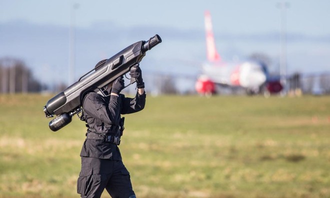 Empresa lança “bazuca anti-drones” que captura aeronaves; veja vídeo