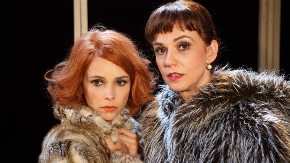 Débora Falabella vive funcionária que sofre bullying em “Contrações”