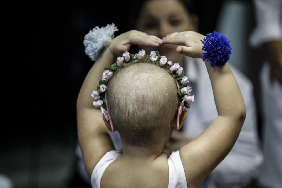 Meninas em tratamento contra o câncer fazem apresentação de balé no HC