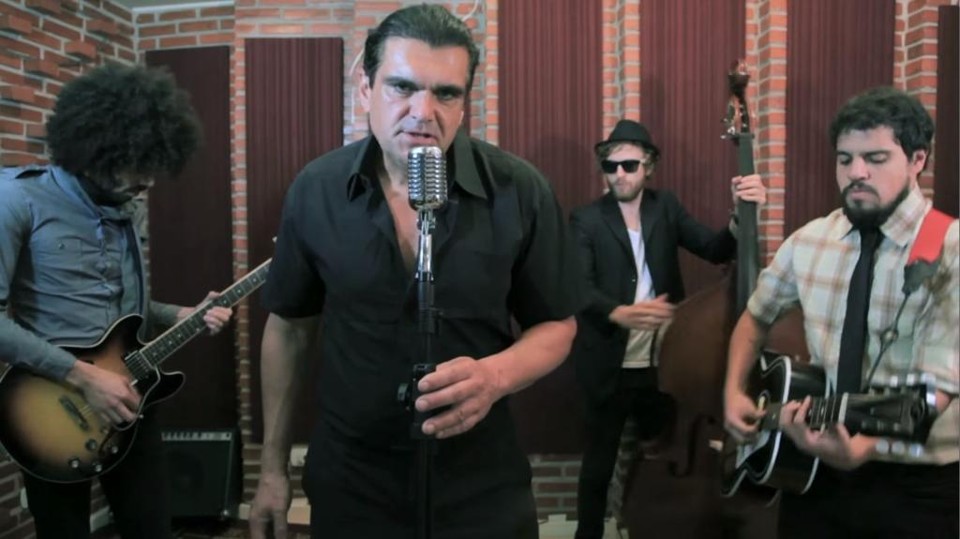 Vídeo com Oil Man cantando faz sucesso na internet; assista