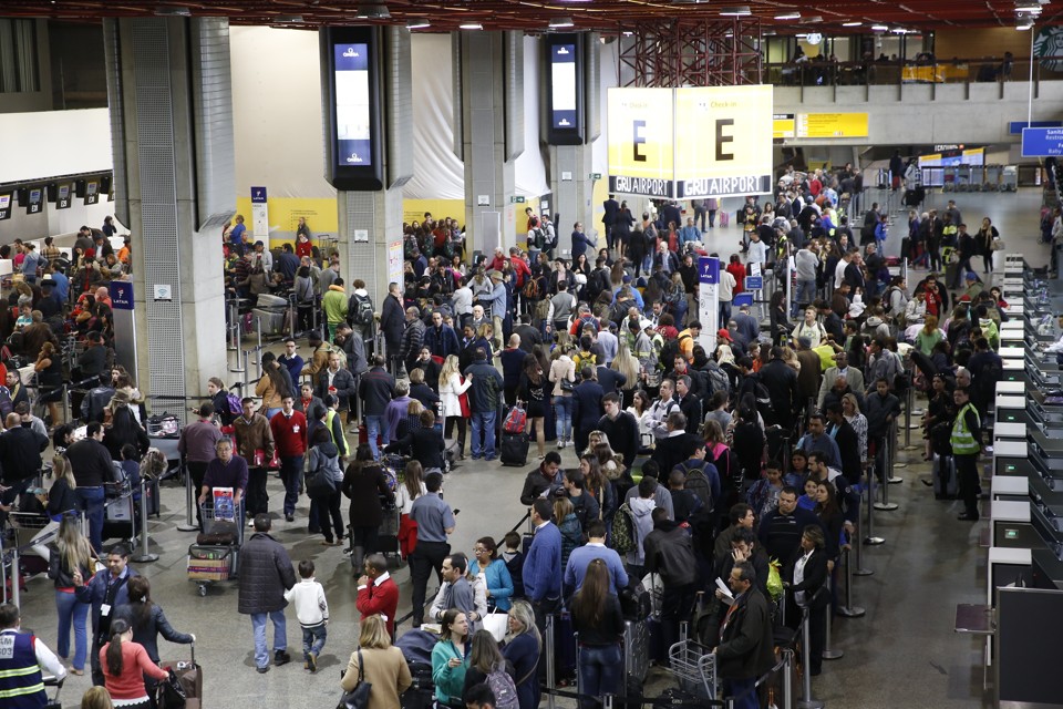 Novas regras de embarque tumultuam aeroportos do país