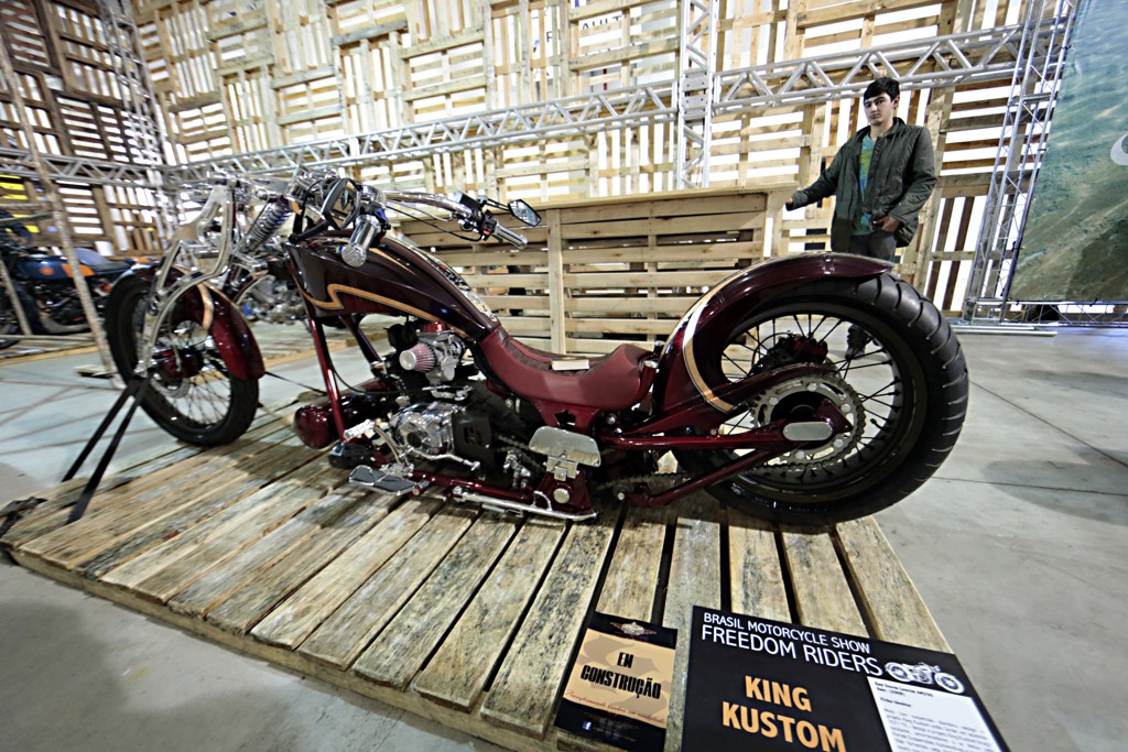 Desfile de motos e beldades no Brasil Motorcycle Show em Curitiba