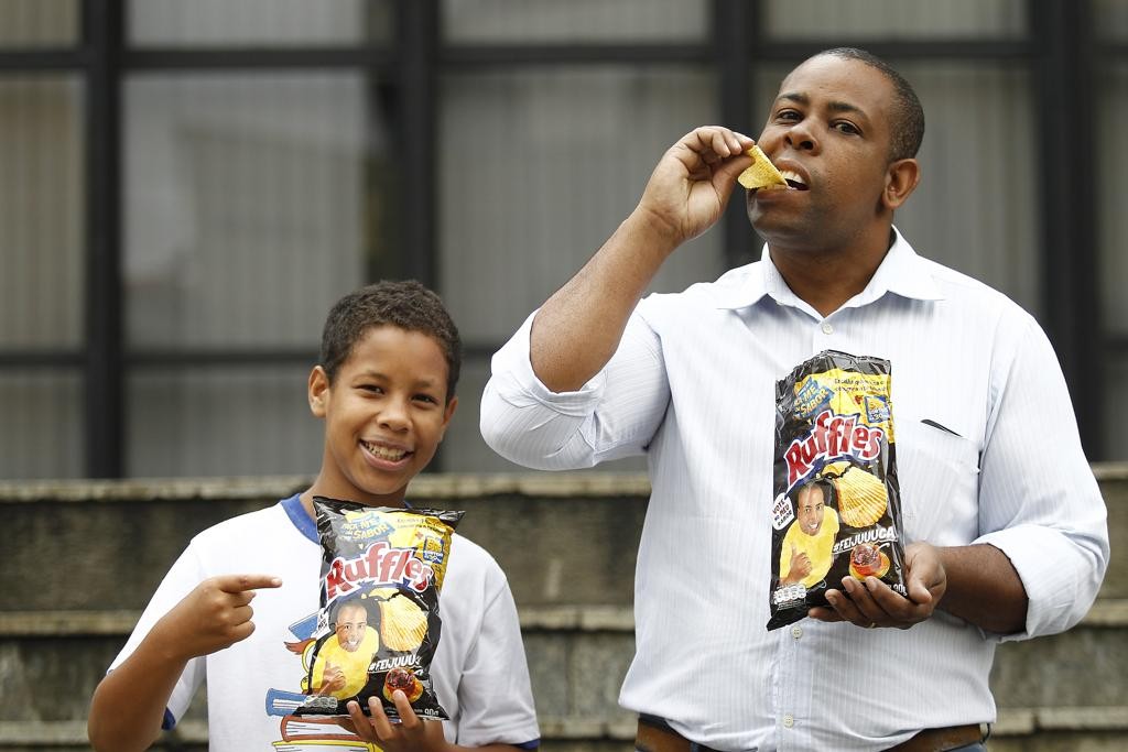 Criador da polêmica Ruffles sabor feijoada nega racismo