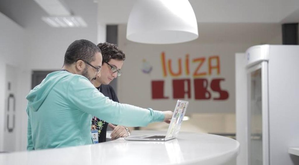 Magazine Luiza foca no digital e deixa Via Varejo para trás