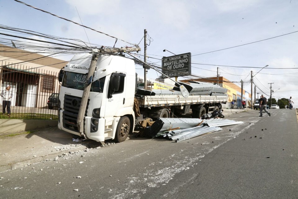 Caminhão perde o freio e causa acidente em Curitiba