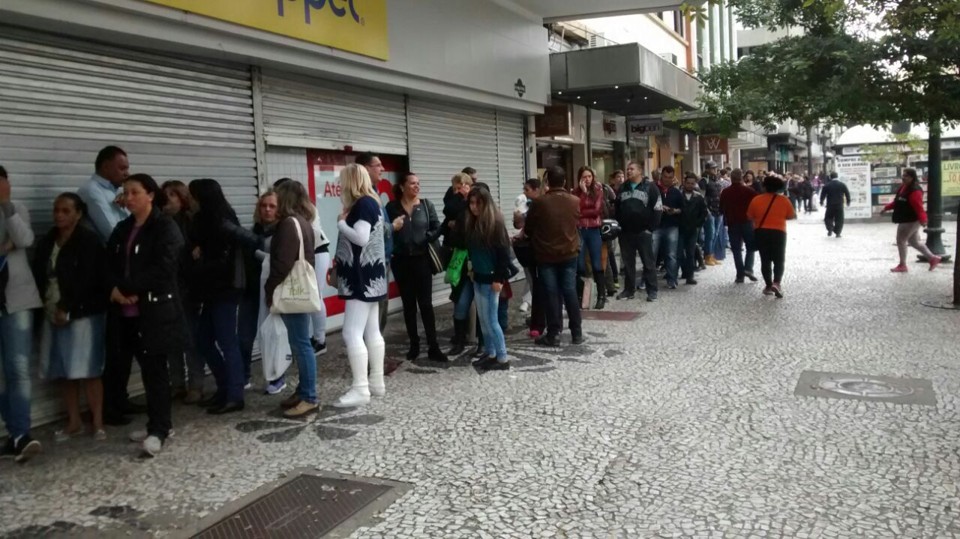 Consumidores fazem fila para aproveitar promoção de loja