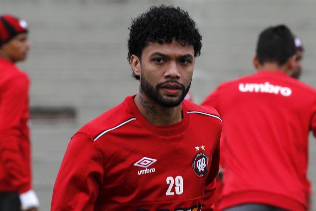 Pavez é supervalorizado no Atlético-PR, diz imprensa chilena