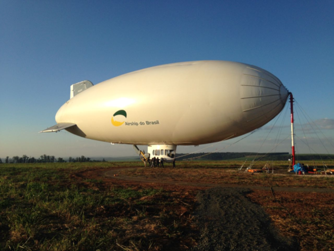 Primeiro dirigível tripulado do Brasil faz voo inaugural
