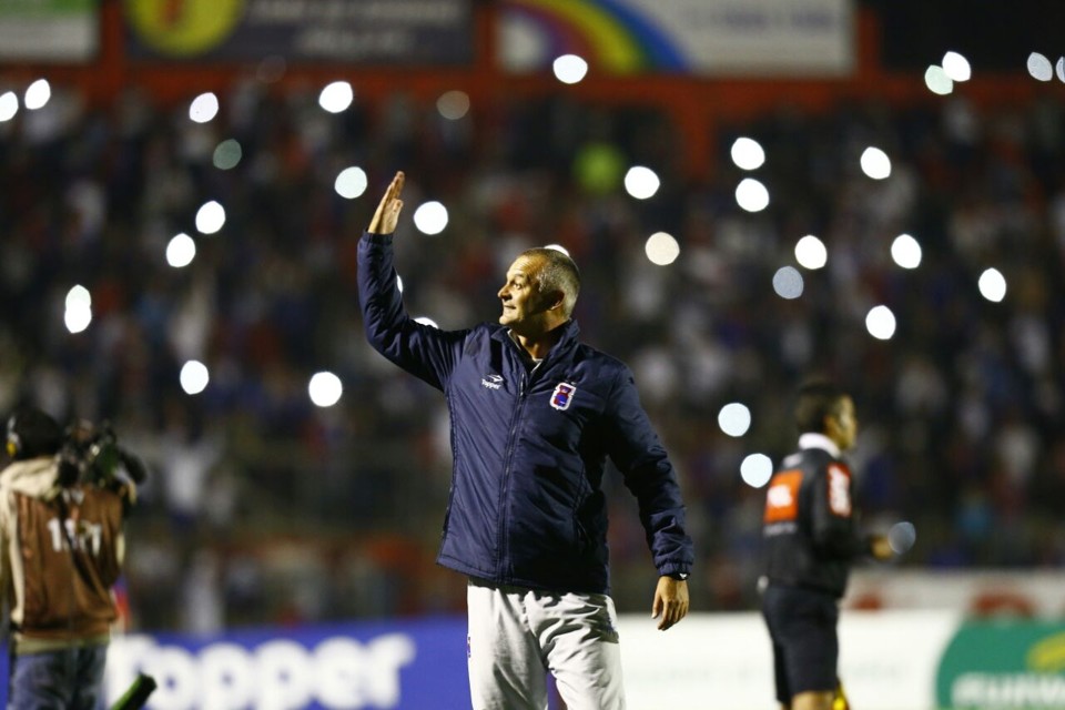 Lisca transforma o Paraná Clube em 15 dias e celebra boa fase
