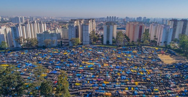 Imagens impressionantes revelam dimensão de invasão de sem-teto