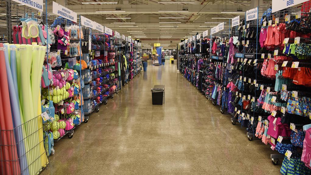 Decathlon abre maior loja da rede com quadra de areia e piscina
