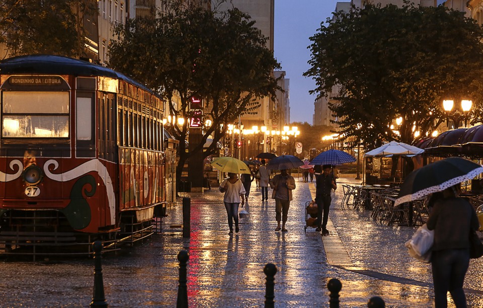 De novo? Chuva predomina no fim de semana em Curitiba e no Litoral