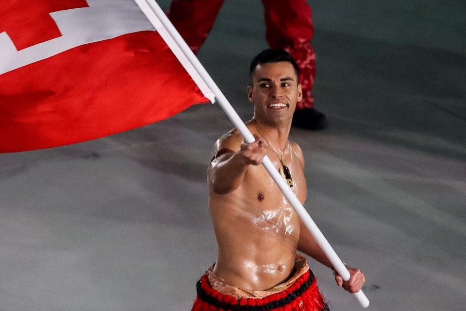 Oil Man de Tonga reaparece e causa furor em desfile com temperatura -3ºC