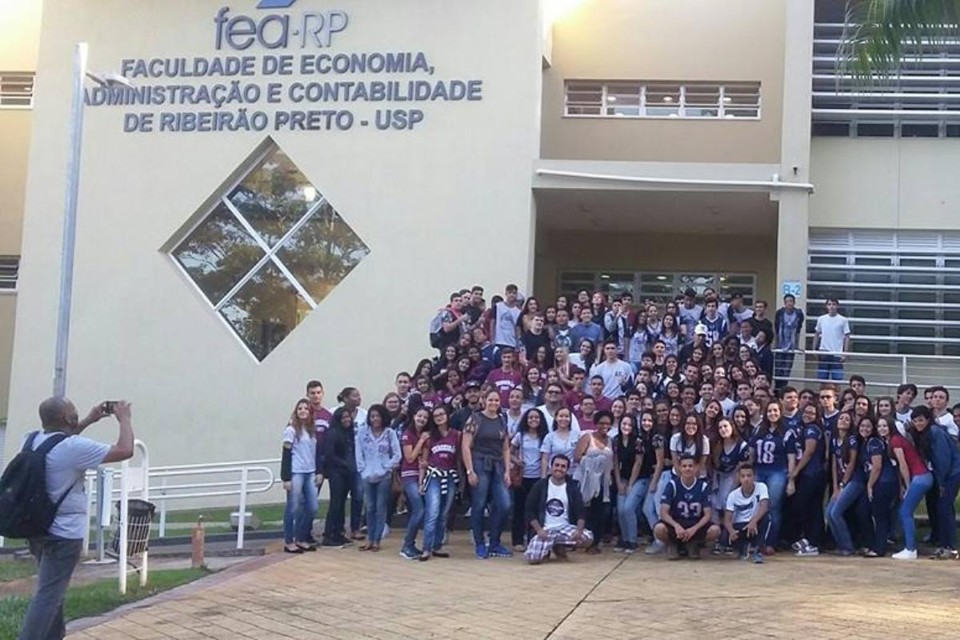 Projeto auxilia alunos da escola pública a ingressar na universidade