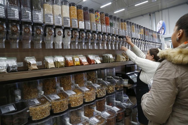 Produtos a granel ganham espaço nos mercados de Curitiba