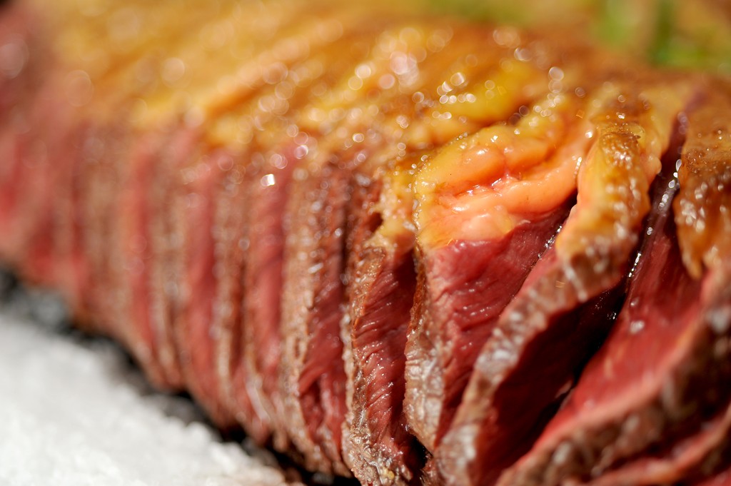 Carne sangrando é mito: cor vermelha da mal passada é mioglobina