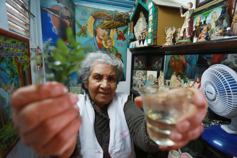 Benzedeiras mantêm tradição em Curitiba