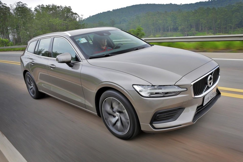Novo Volvo V60: perua pode sobreviver à febre dos SUVs
