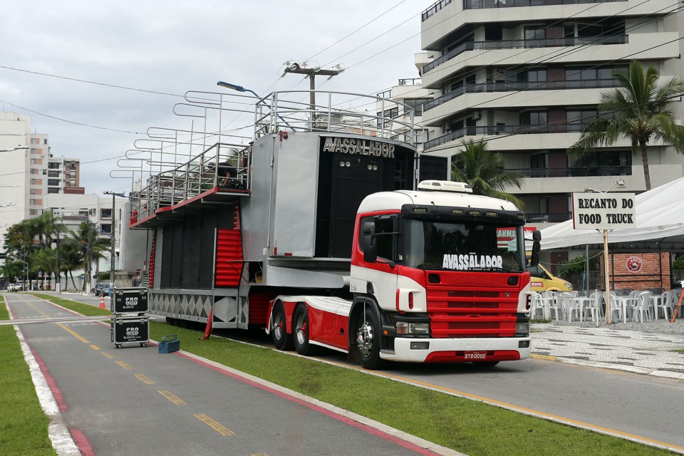 Trios elétricos que animam o carnaval do Brasil saem de Curitiba