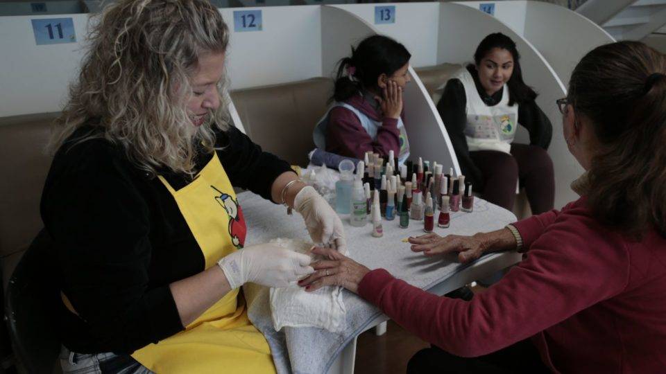 Manicure voluntária no Hospital Pequeno Príncipe em Curitiba