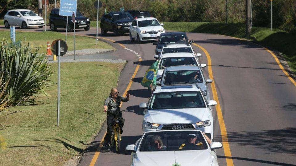 Protesto e carreata pró-Bolsonaro em Curitiba neste domingo (30)