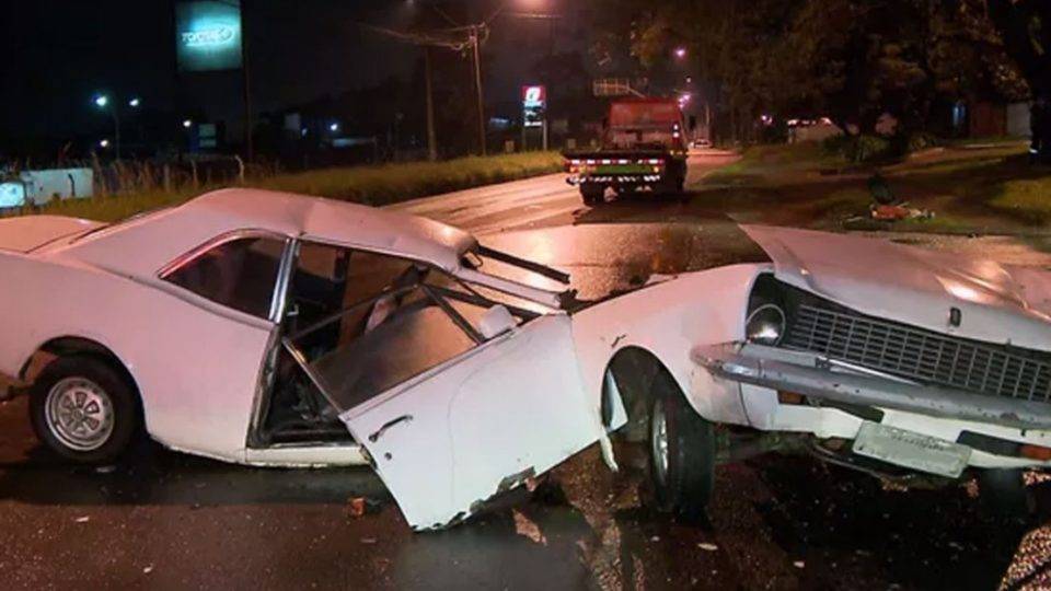 Carro fica partido ao meio em acidente em Araucária