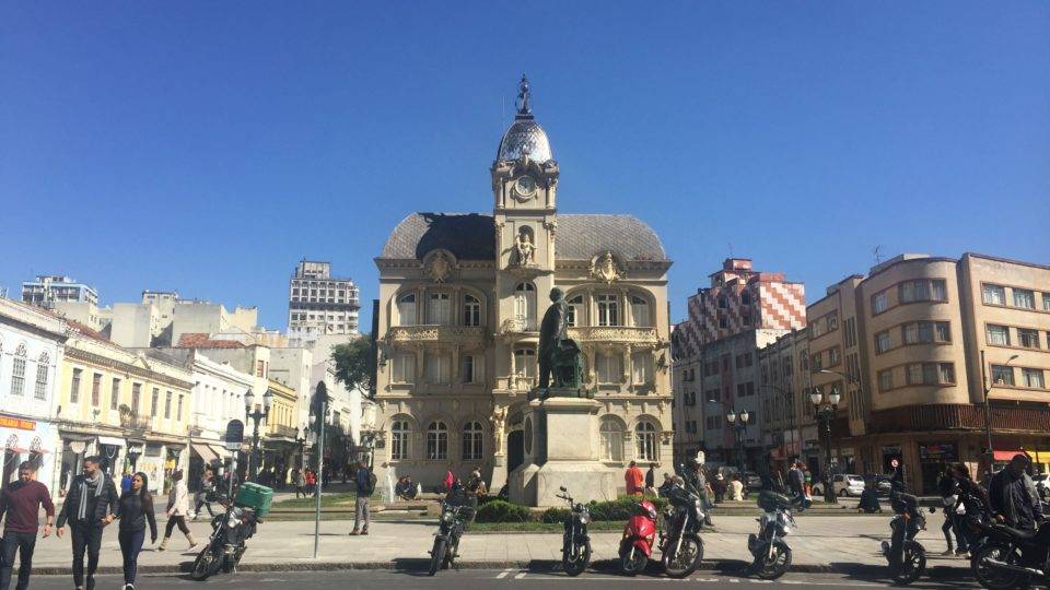 Tour pelo centro de Curitiba passa pelos relógios históricos em uma hora