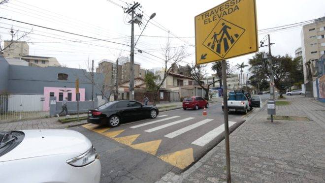Ruas perto de escolas e igrejas ganham travessias elevadas em Curitiba