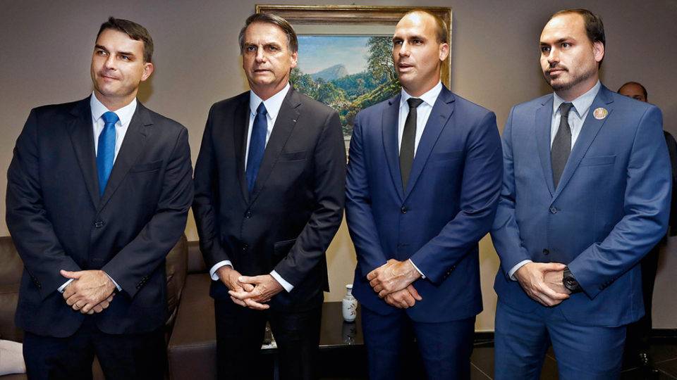 Hacker de delação premiada mostra mensagens de filhos de Bolsonaro