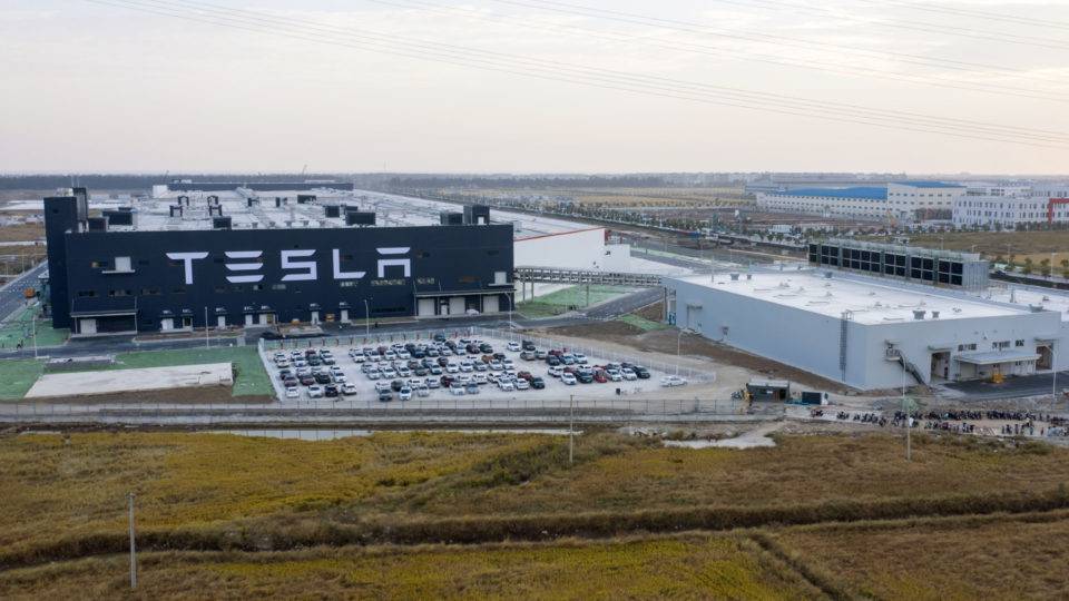 Tesla entrega seus primeiros carros elétricos fabricados na China