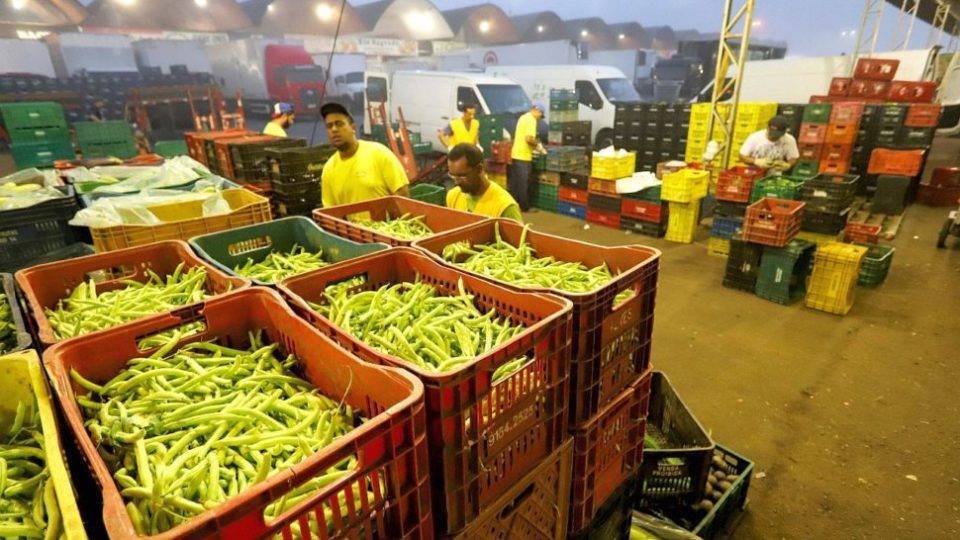 Ceasa funciona a "todo vapor" e tem "bastante alimentos", diz diretor