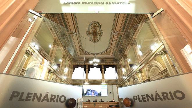 Curitiba: projeto amplia para 14% contribuição previdenciária de servidores