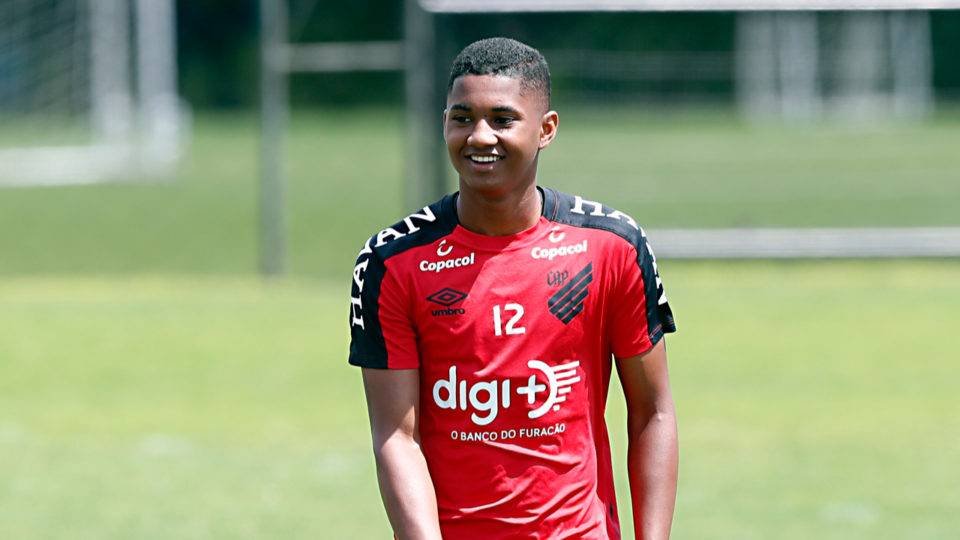 Abner celebra sequência como titular e primeiro gol pelo Athletico