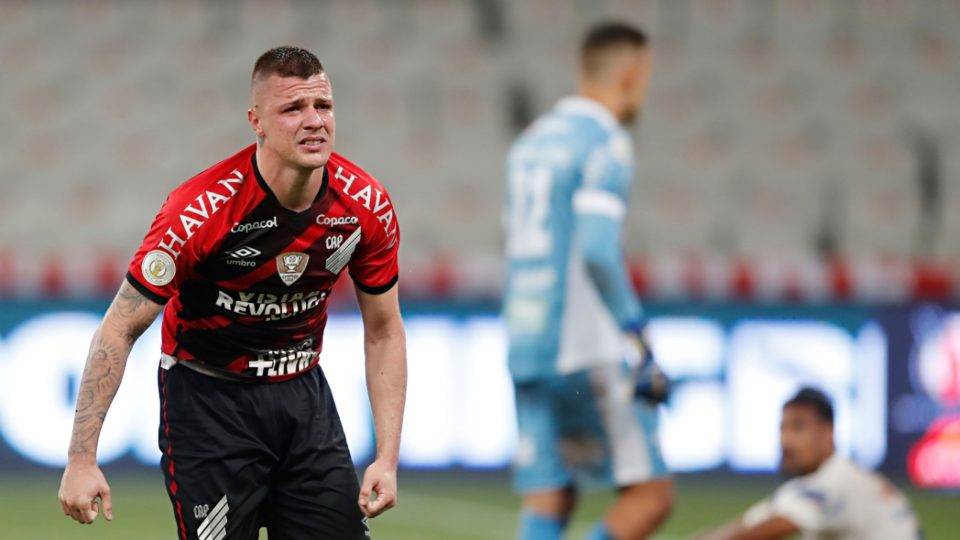 Kayzer faz gol da vitória, chora e revela pacto no vestiário