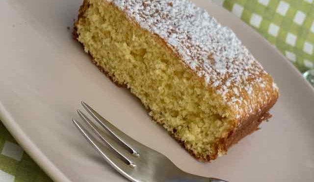 Um bolo fácil e gostoso feito com um ovo e sem batedeira