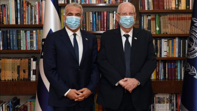 Centrista Yair Lapid tenta formar governo de frente ampla em Israel