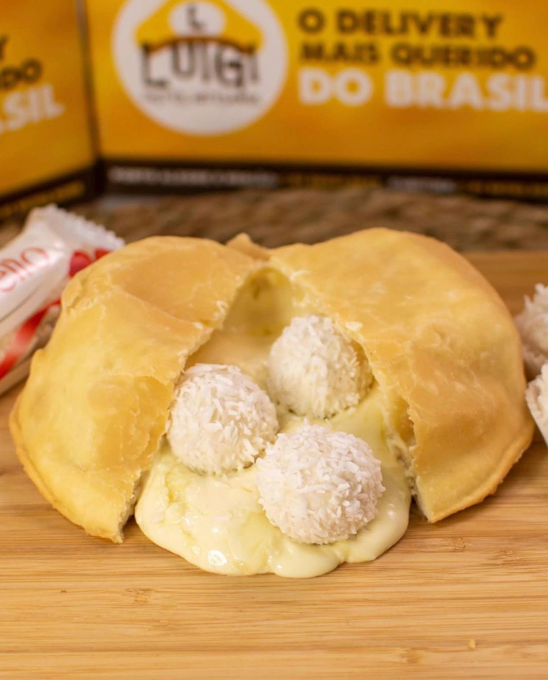 Pastel recheado com mega recheio de 11 cm: quem encara?