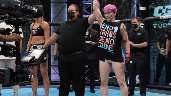 Lutadora trans vence disputa contra mulher em estreia no MMA