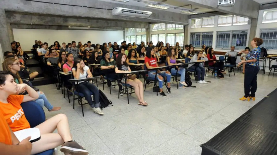 UEL mantém retorno presencial às aulas para janeiro