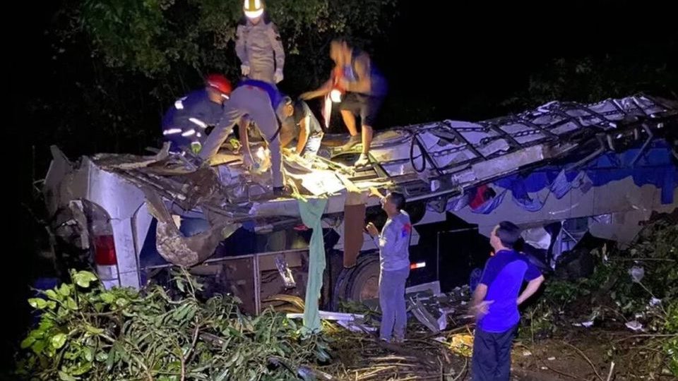 Acidente de ônibus mata dez pessoas no interior do Paraná