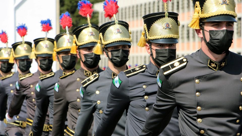 PM-PR lança concurso para cadetes com inicial de R$ 10,3 mil