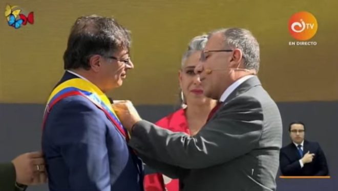 Em primeiro ato como presidente, Gustavo Petro presta homenagem a ...