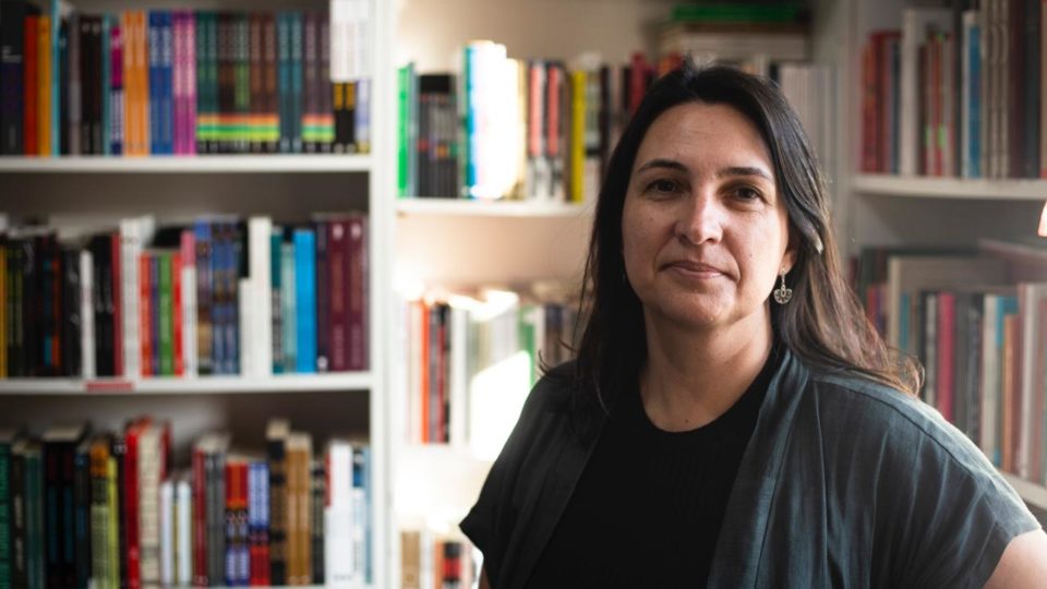 Professora Angela (PSOL) registra candidatura ao governo do Paraná