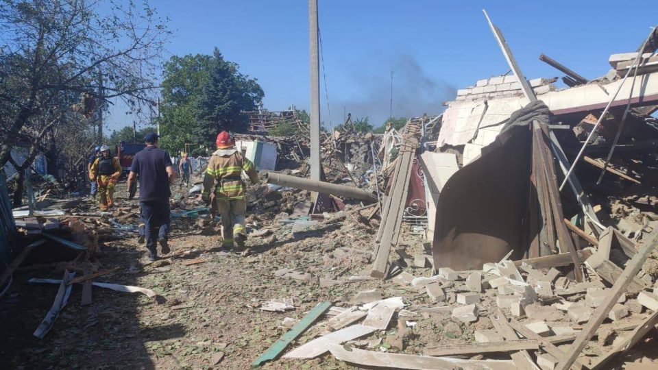 Bombardeio russo atinge estação de trem na Ucrânia e mata pelo menos 22 ...