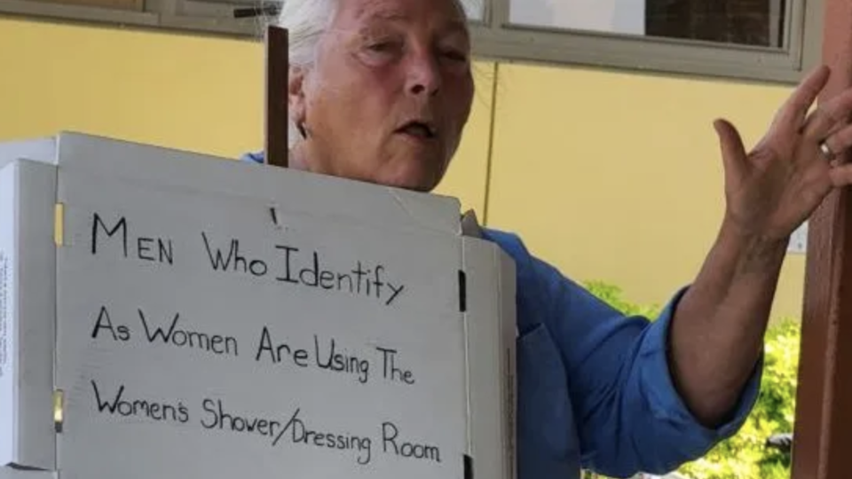 Mulher de 80 anos é banida de piscina por questionar trans em vestiário ...