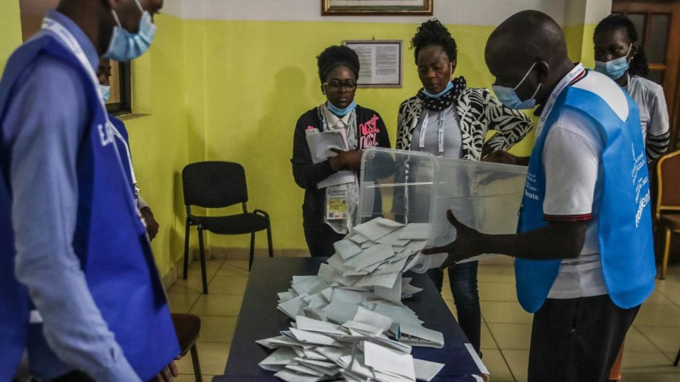 Em disputa eleitoral entre ex-guerrilhas, partido que governa Angola há ...