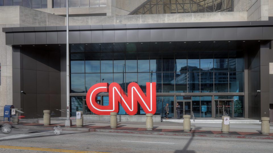 CNN alega que eleições no Brasil são "assoladas por violência e medo"