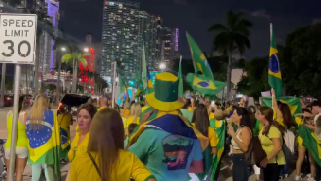 Brasileiros protestam contra eleição de Lula em Miami