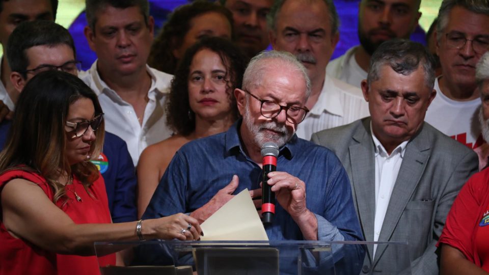 Lula volta a São Paulo após folga e começará agendas da transição