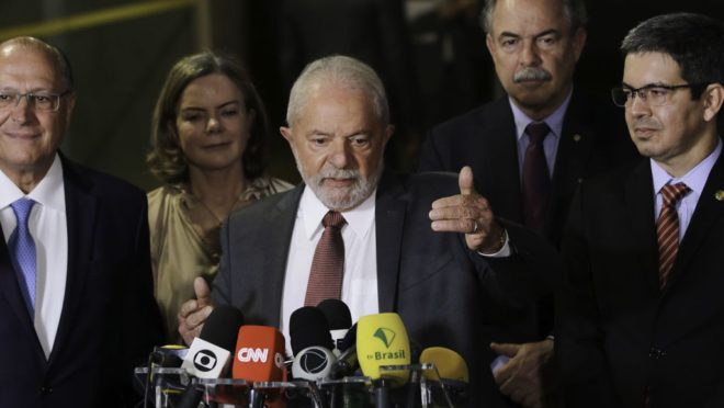 Lula diz que protestos contra eleição não têm pé nem cabeça e exalta urna